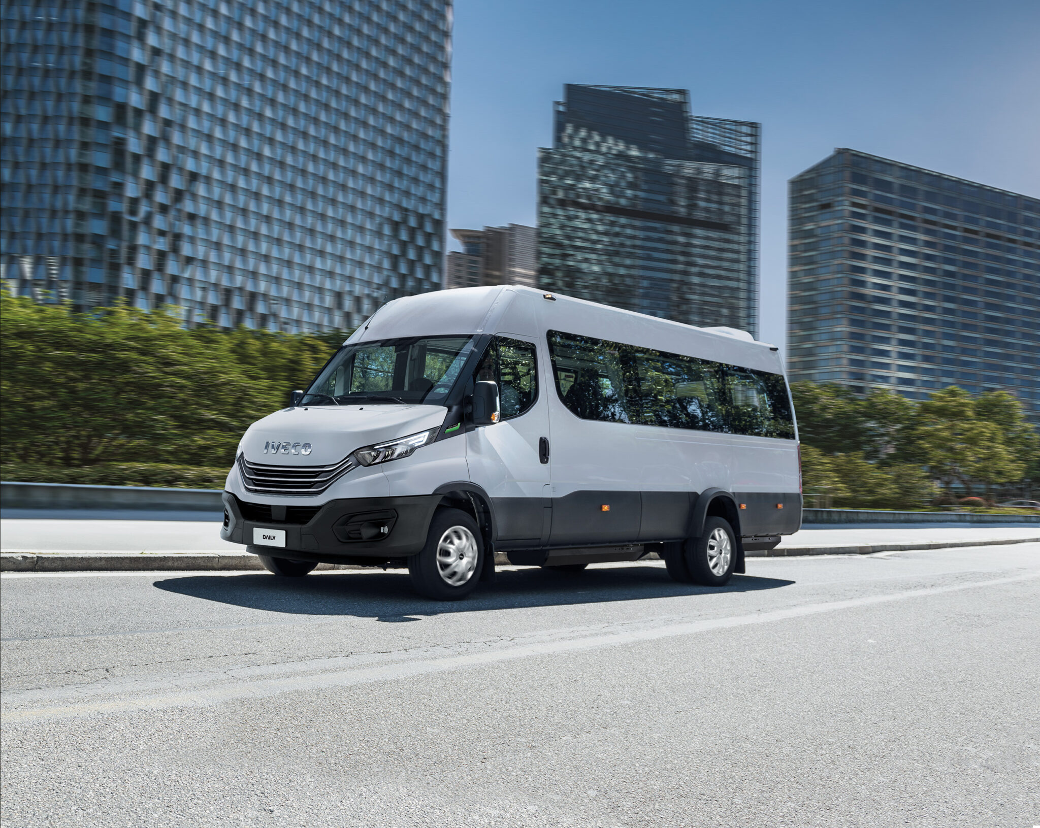 Nuovo IVECO Daily: il minibus che porta il trasporto passeggeri al ...